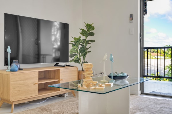 Bright 2-bed With Private Balcony & Serene View - Brisbane