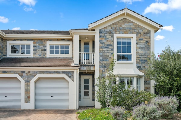 Coastal Luxury: 3-bed Townhouse 150m From Beach - Glenelg