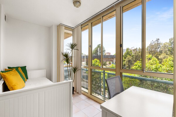 Green Views & Great Location: Inner-city 1-bed - Sydney