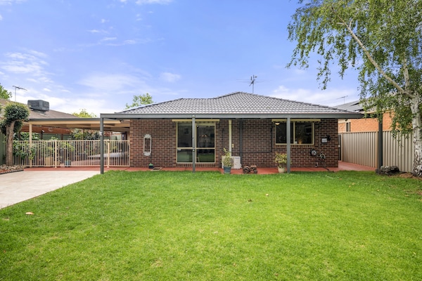 Charming 3-bed Family Home With Amazing Garden - Melbourne