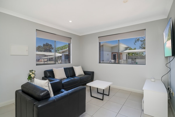 Sunny 2-bed In Quiet Location With Balcony - Perth