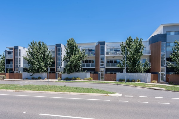 Elegant 2-bed Apartment With Balcony - Canberra