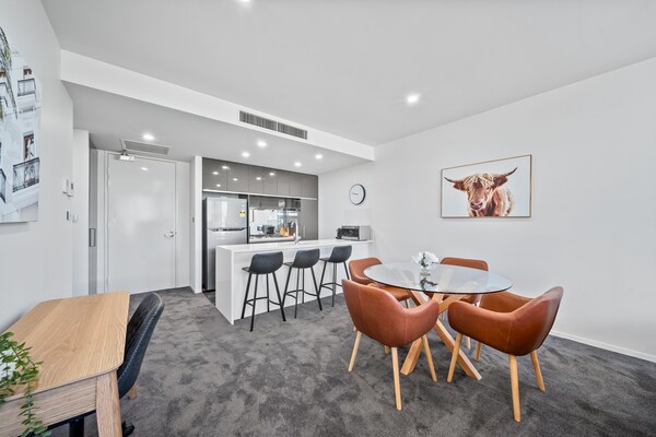 Stylish 1-bed Retreat Steps From Foreshore - Canberra