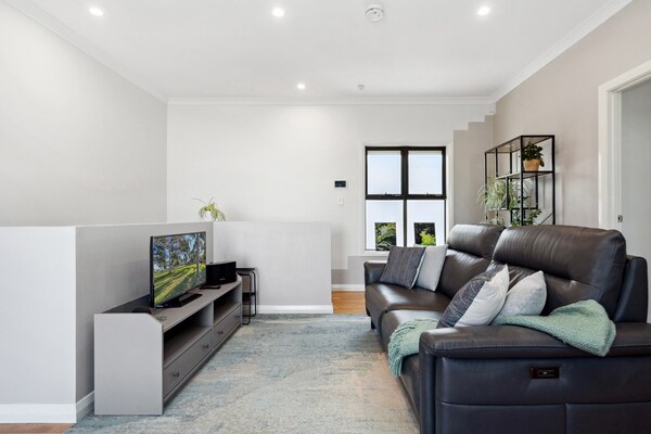 Bright 2-bed Townhouse With Balcony & Garage - Adelaide
