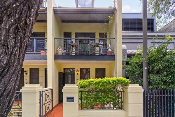 Spacious 2-bed Townhouse With Garage & Patio - Sutherland Shire