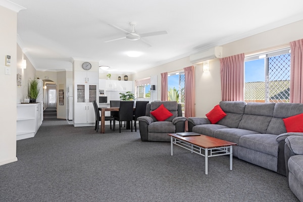 Beachside 2-bed Apartment With Secure Parking - Hervey Bay