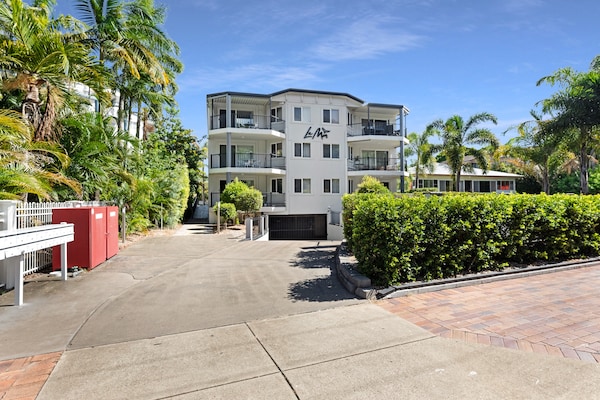 2-bed Escape With Pool, Steps From Torquay Beach - Hervey Bay