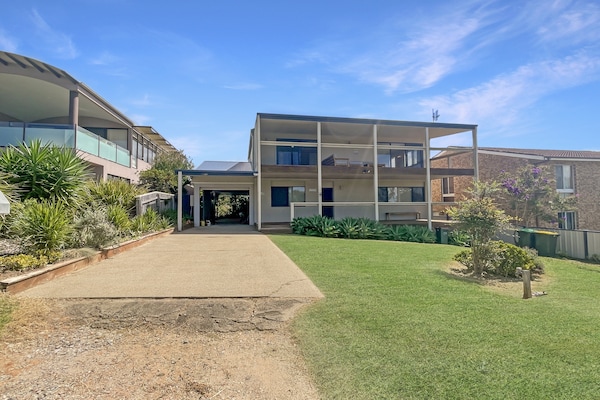 Coastal Upper-level Home With Pool Access - Batemans Bay