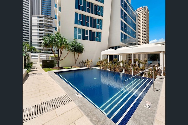 Modern 2-bed With Pool Access In Surfers Paradise - Surfers Paradise