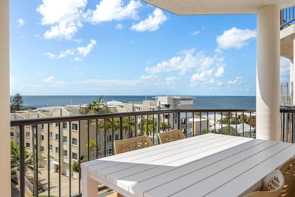 Bright 2-bed Apartment With Stunning Ocean Views - Caloundra