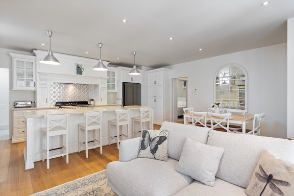 Bluestone Symmetrical Cottage With Outdoor Area - Adelaide