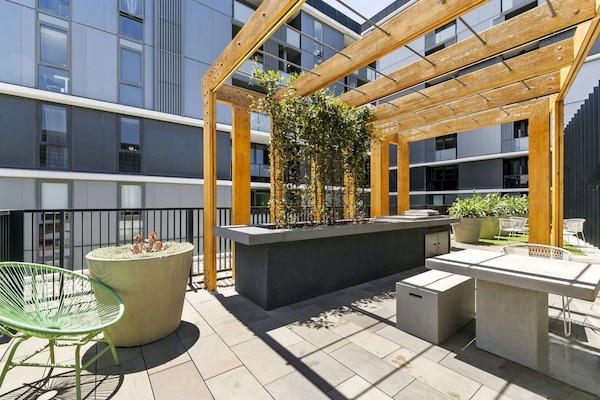 Collingwood Cool | 2-bed, Balcony, Gym, Rooftop - City of Yarra