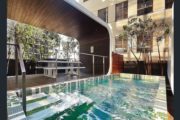 Chic City Escape With Pool, Gym & Parking - Melbourne