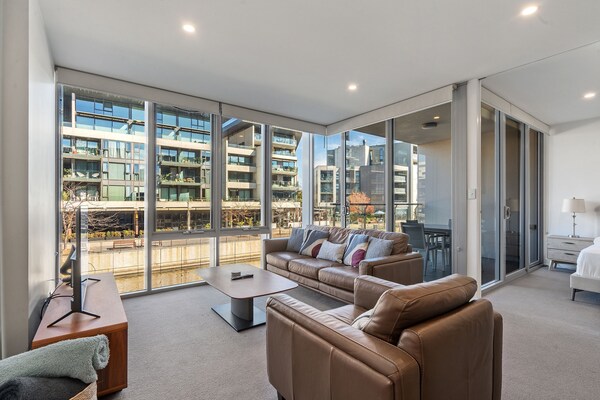 Spacious Lakefront Apartment With Pool Access - Canberra