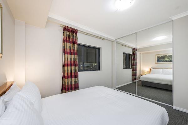 Central East Perth Flat With Pool & Gym Access - South Perth