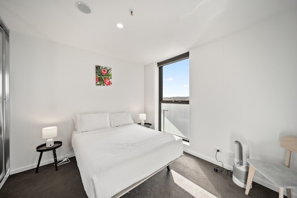 Light-filled 1-bed Apartment With Pool & Gym - Canberra