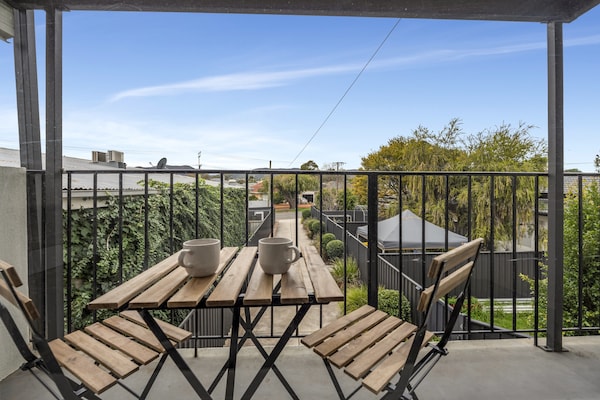 3-bed Campbelltown Stay With Private Balcony - Adelaide Hills Council