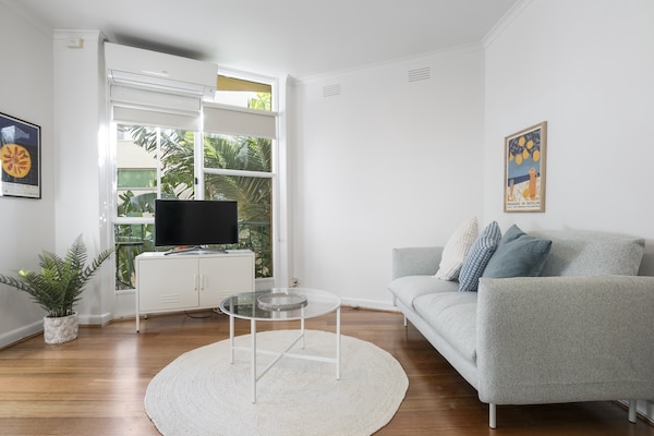 Seaside 1-bed Stay Near Cafés & Attractions - Melbourne