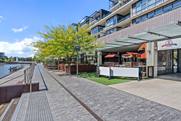 Bright Kingston Stay With Balcony Access - Canberra