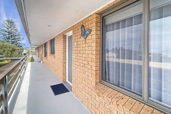 Serene Coastal Retreat With Carport - 베이트먼스 베이