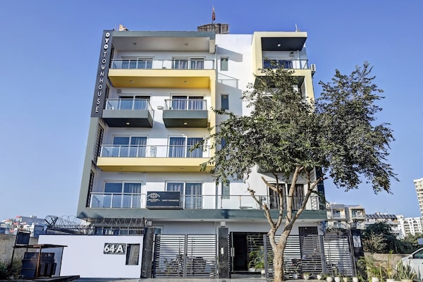 Townhouse Tipsyy Near Bestech Central - 新德里