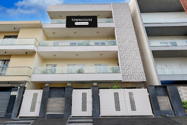 Townhouse Hotel Sec- 54 Golf Course Road - New Delhi