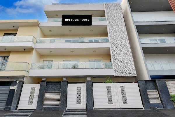 Townhouse Hotel Sec- 54 Golf Course Road - Delhi