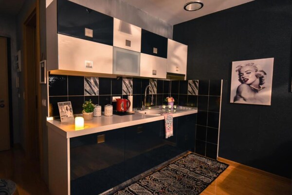 Chic Budva City Retreat - Studio Apartment With Balcony - Budva