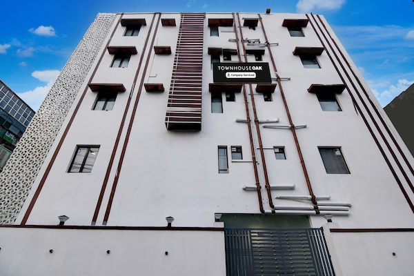 Townhouse Oak Moulali Bus Terminal Formerly Creek Row - Sealdah Railway Station