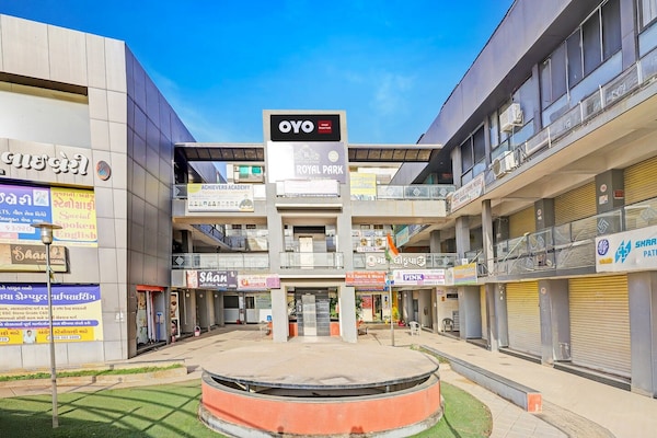 Collection O Pethapur Gandhinagar Formerly Hotel Royal Park - Gandhinagar