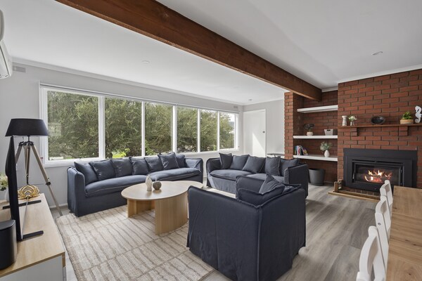 Family Retreat With Fireplace And Garden Views - Victoria