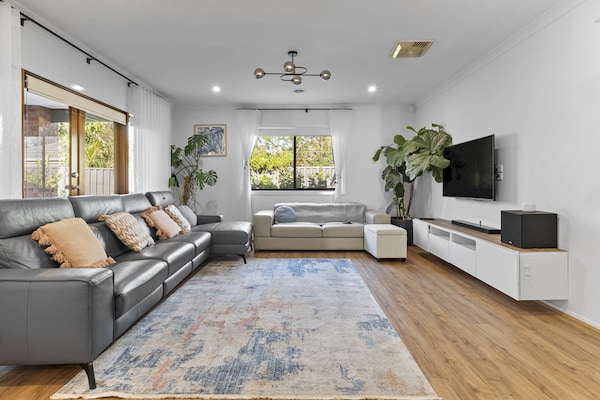 Family Escape With Private Courtyard - Werribee