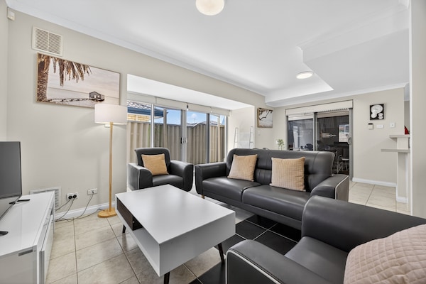 3-bedroom Escape With Outdoor Living Area - Mandurah