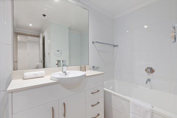Inner-city Stay With Pool And Gym Access - Surry Hills