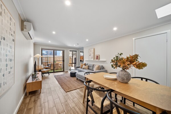 Stylish Townhouse With Private Courtyard - Canberra