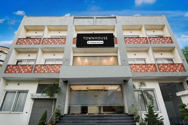 Townhouse Vibhuti Khand Gomti Nagar Formerly Pratham Inn - Lucknow