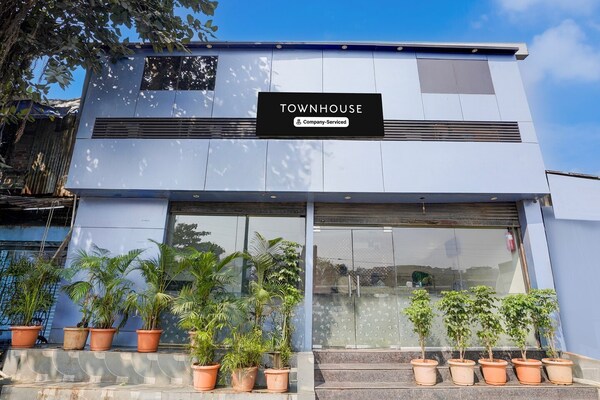 Townhouse Lbs Road Bkc Formerly Royal Palace - Mumbai