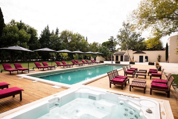 Charmant Mas Provençal Avec Piscine Et Jacuzzis - Bouches-du-Rhône