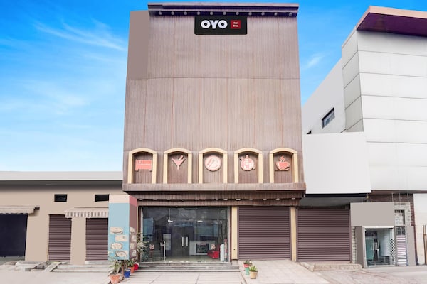 Collection O Burlton Park Jalandhar Formerly Hotel R1 Inn - 
