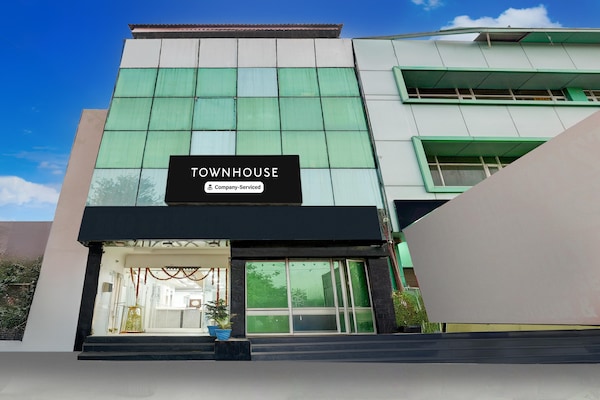 Super Townhouse Mohali Bus Terminal Formerly Hotel Hm Crystal - Sahibzada Ajit Singh Nagar