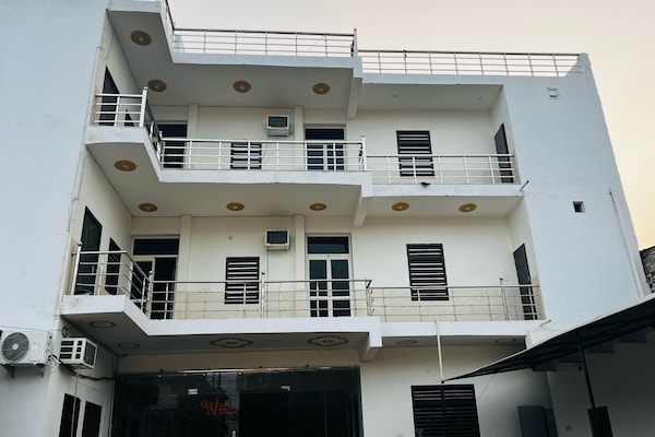 Collection O Sunrakh Road Crossway Formerly Shri Mukund Dham - Vrindavan