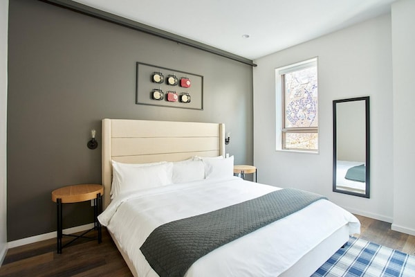 Guest Room 1 Queen Bed - New York