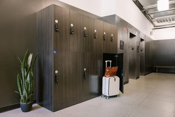 Studio Stay  Queen Bed  Court Square - Brooklyn, NY