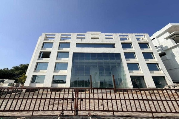 Palette Hotel And Resort Bhigwan Bus Stand - Lucknow