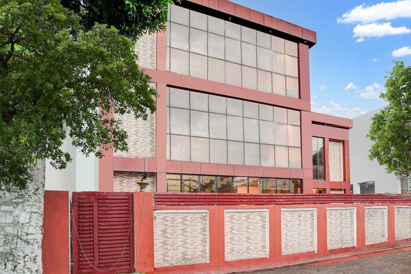 Collection O Aishbagh Railway Junction Formerly Mr Palace - Lucknow