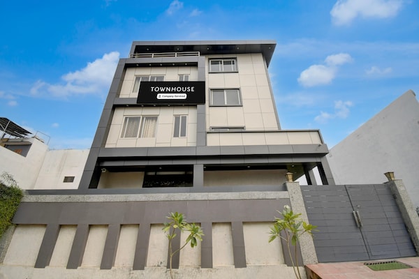 Townhouse Ekana Cricket Stadium Formerly Sunrise Regal - Lucknow