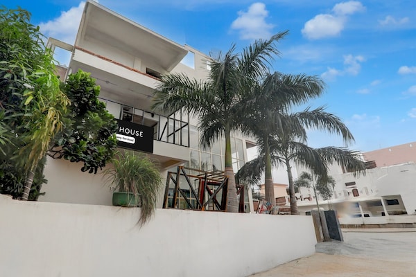 Super Collection O Br Ambedkar Park Taramandal Formerly Shree Krishna Inn - Gorakhpur