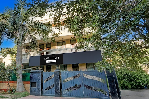 Super Townhouse Sushant Lok Phase 1 Formerly Hotel Neven - 古爾岡