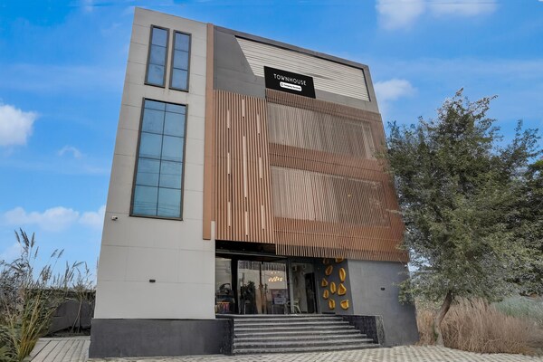 Super Townhouse Subharti University Meerut Formerly Hotel Celebration - Meerut