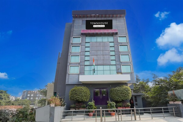 Super Townhouse Singapore Mall Formerly Hotel Sunshine - Lucknow